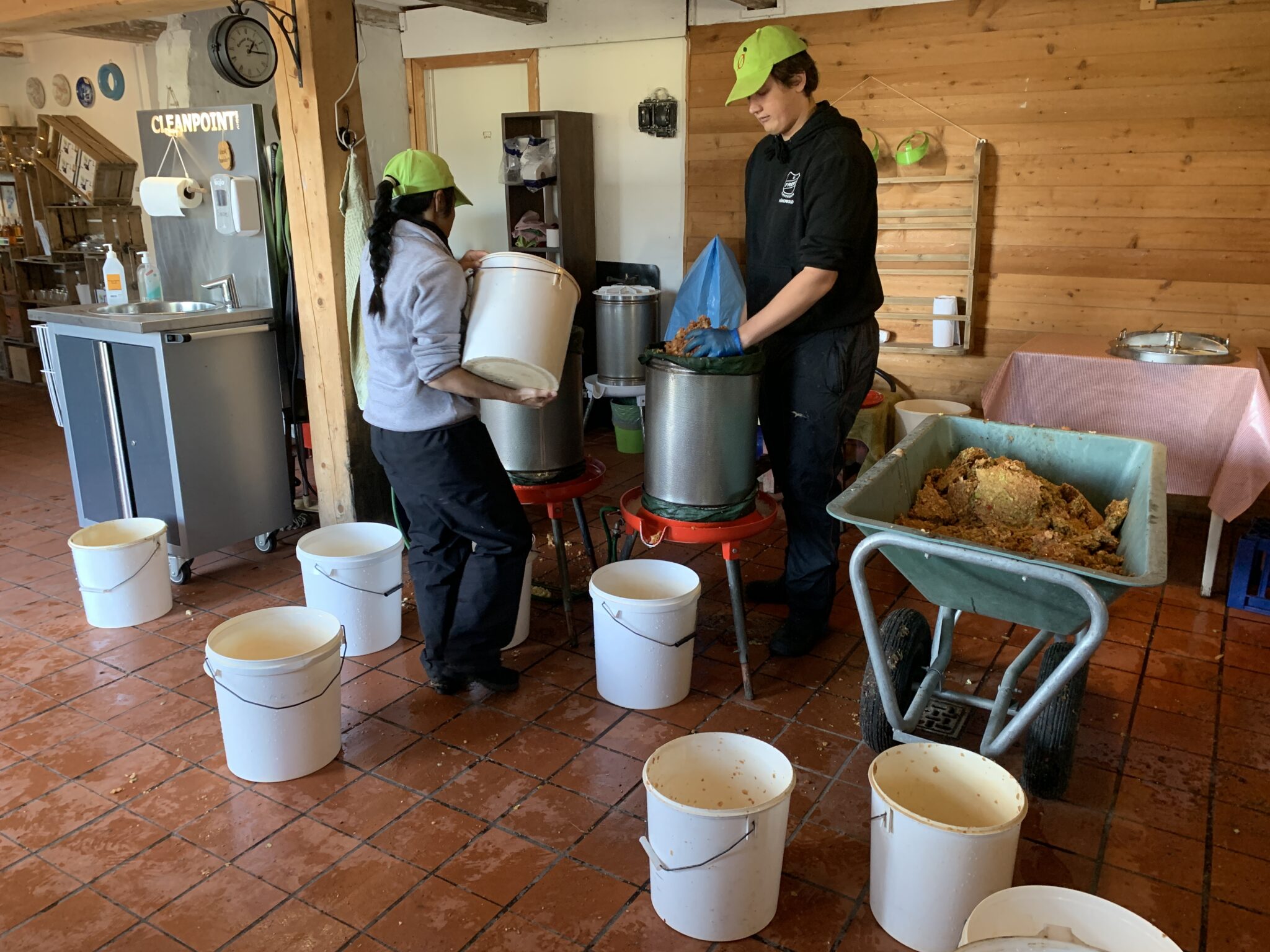 What Is The Difference Between Mead And Hard Cider? – ExpertBrewing.com