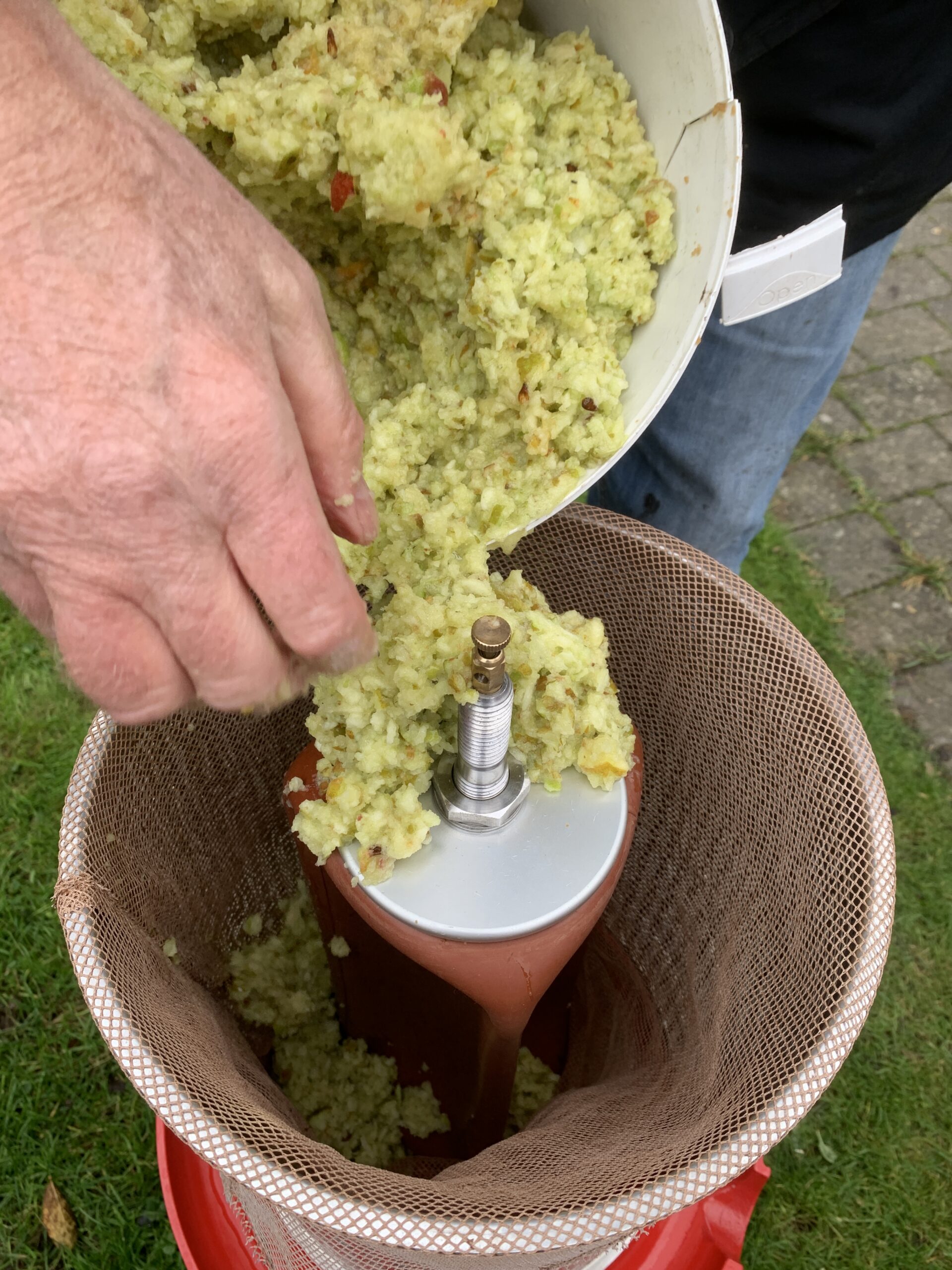 Best Cider Presses in 2025 (Beginners Guide!) – ExpertBrewing.com